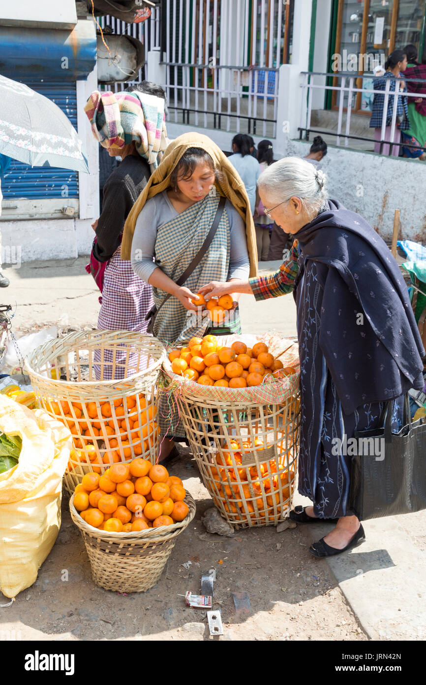 Woman selling oranges hi-res stock photography and images - Alamy