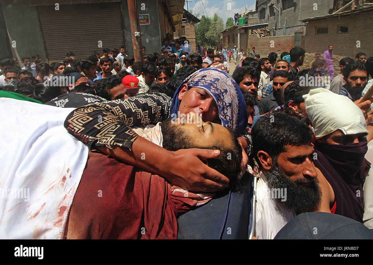(EDITORS NOTE: Image depicts death.) Aunt of Abid Hamid Mir, a militant ...