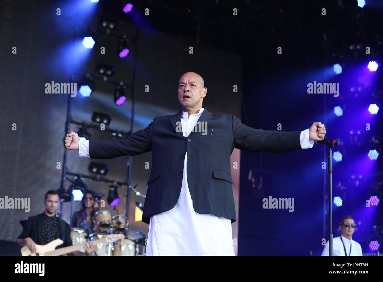 Roland gift fine young cannibals hi-res stock photography and images ...