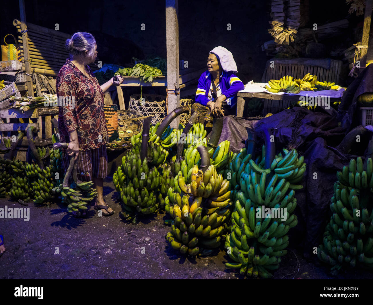 Payangan, Bali, Indonesia. 4th Aug, 2017. A customer buying bananas in ...