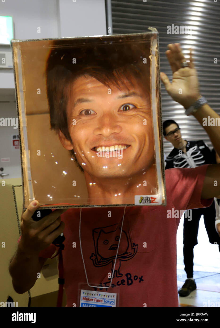 Tokyo, Japan. 5th Aug, 2017. An exhibitor wears a box with fresnel lens ...