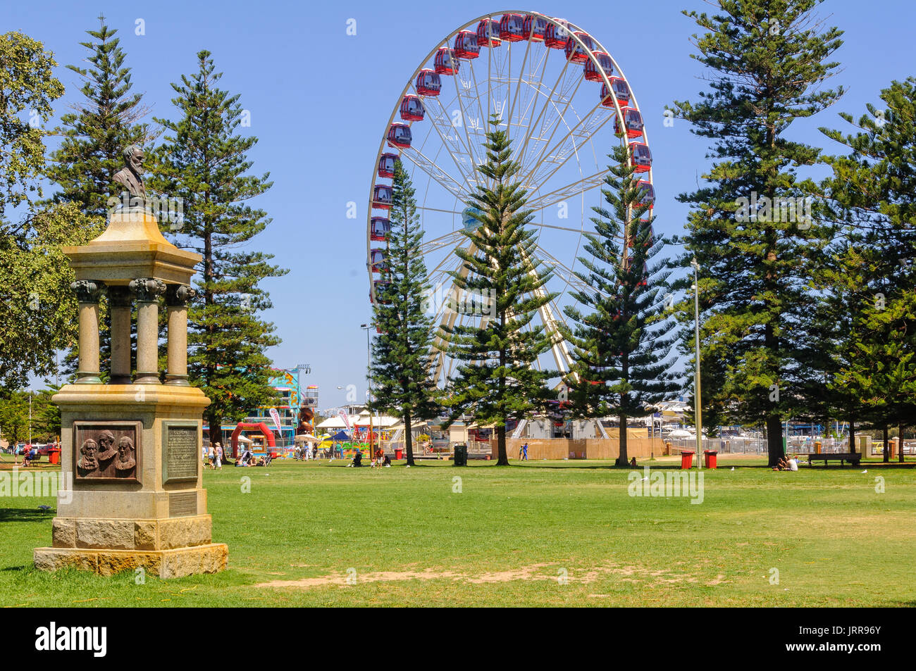 Ferris wheel and Explorers' Monument in the Esplanade Park - Fremantle ...