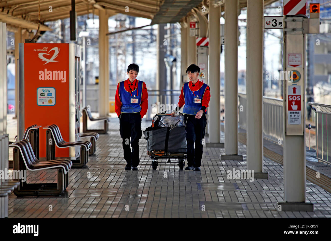 Vending machine japanese train station hi-res stock photography and ...