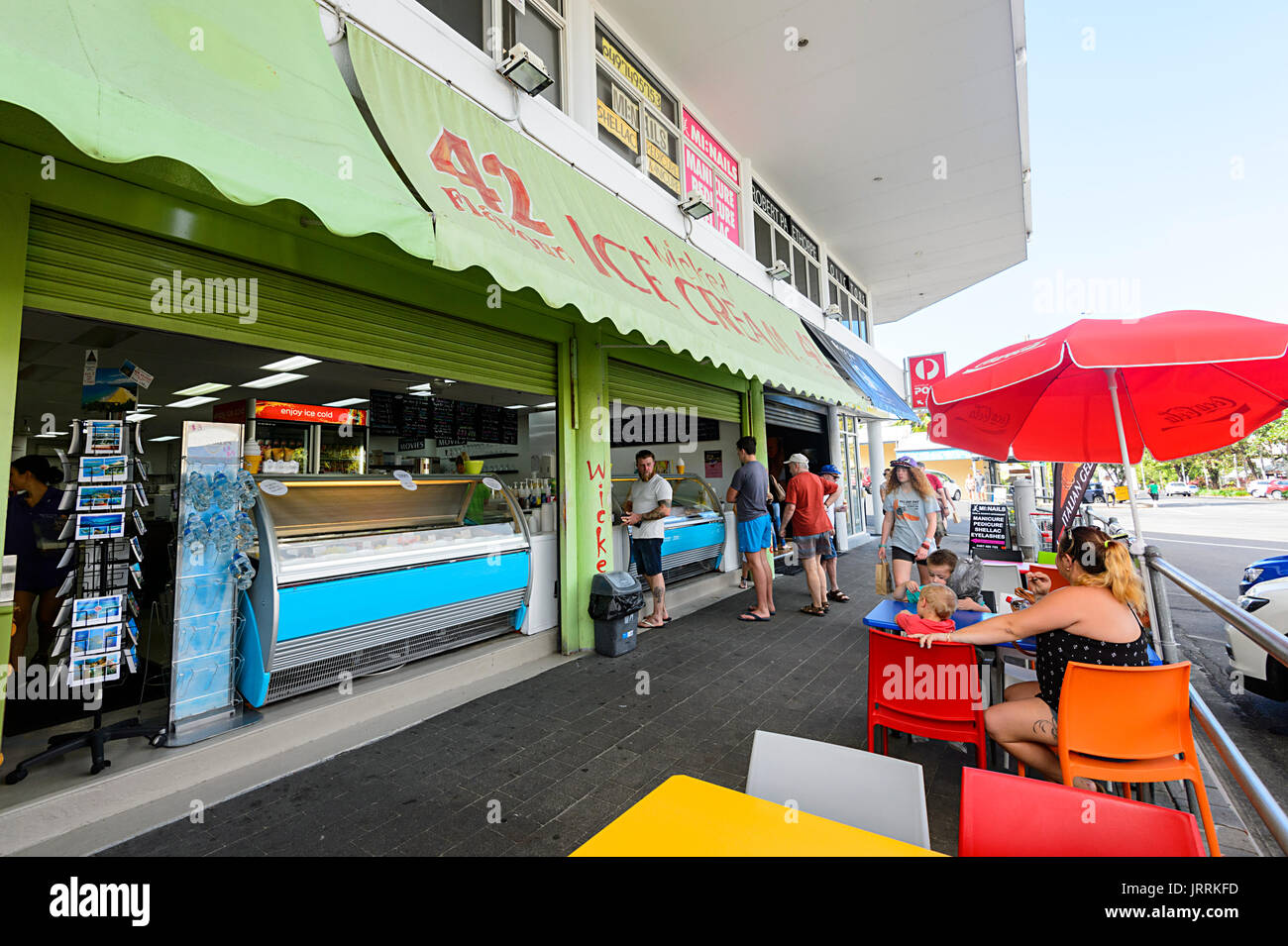 Ice cream street shop hi-res stock photography and images - Alamy