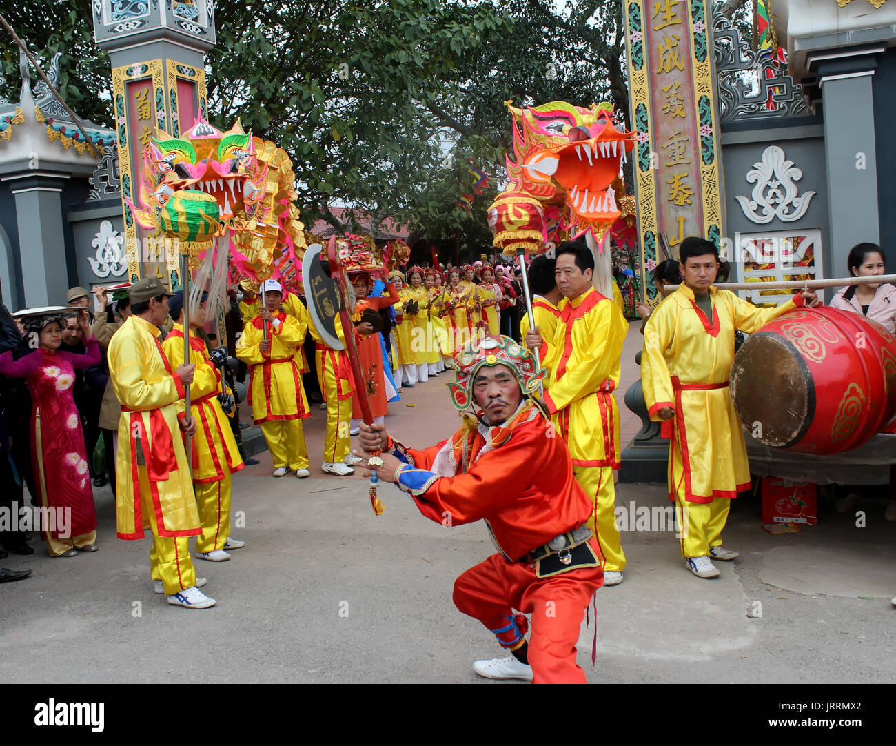 Vietnam dragon dance hi-res stock photography and images - Alamy