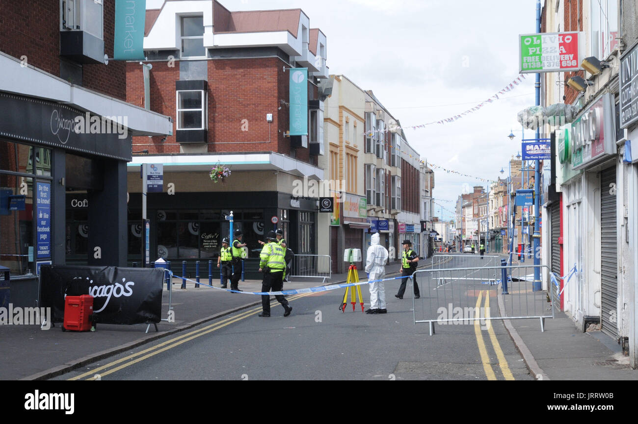 Police officers outside bar hi-res stock photography and images - Alamy