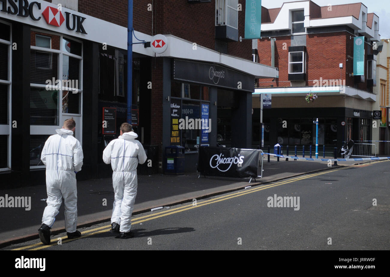 Police officers outside bar hi-res stock photography and images - Alamy