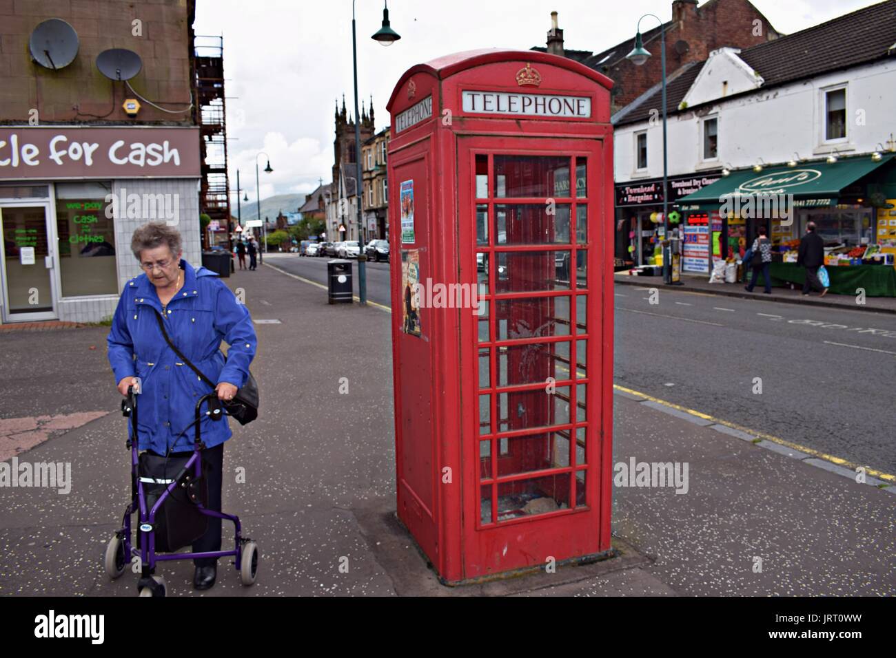 People with telephone hi-res stock photography and images - Alamy