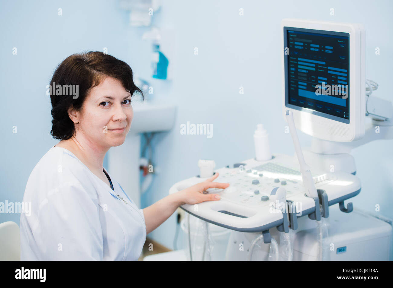 Gynecologist using ultrasound machine hi-res stock photography and ...
