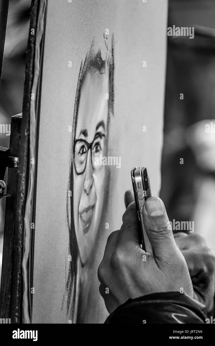 Artists drawing portraits at Montmartre Paris - PARIS / FRANCE ...