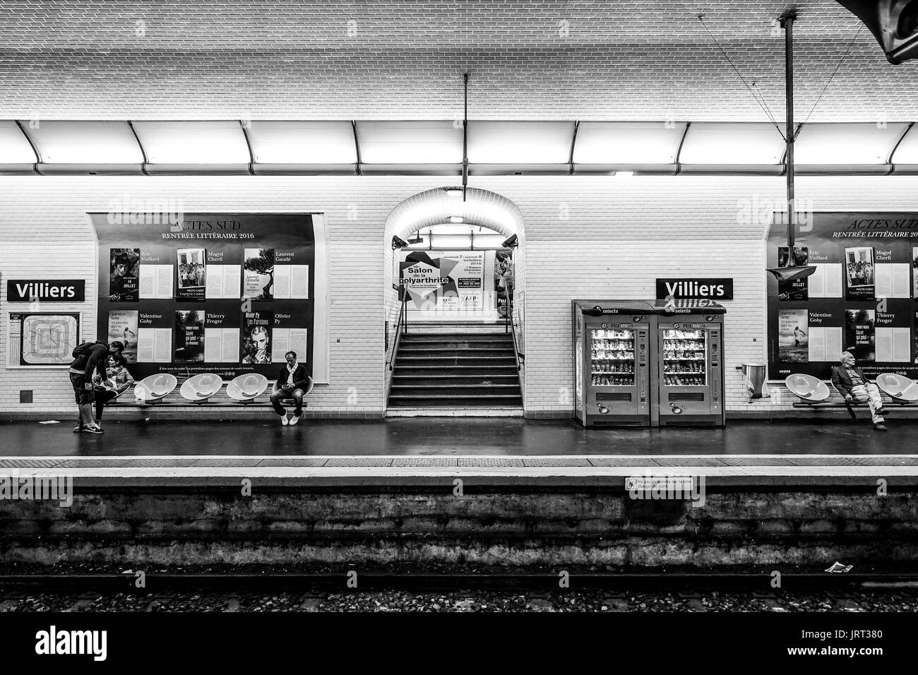 Paris metro platform hi-res stock photography and images - Alamy