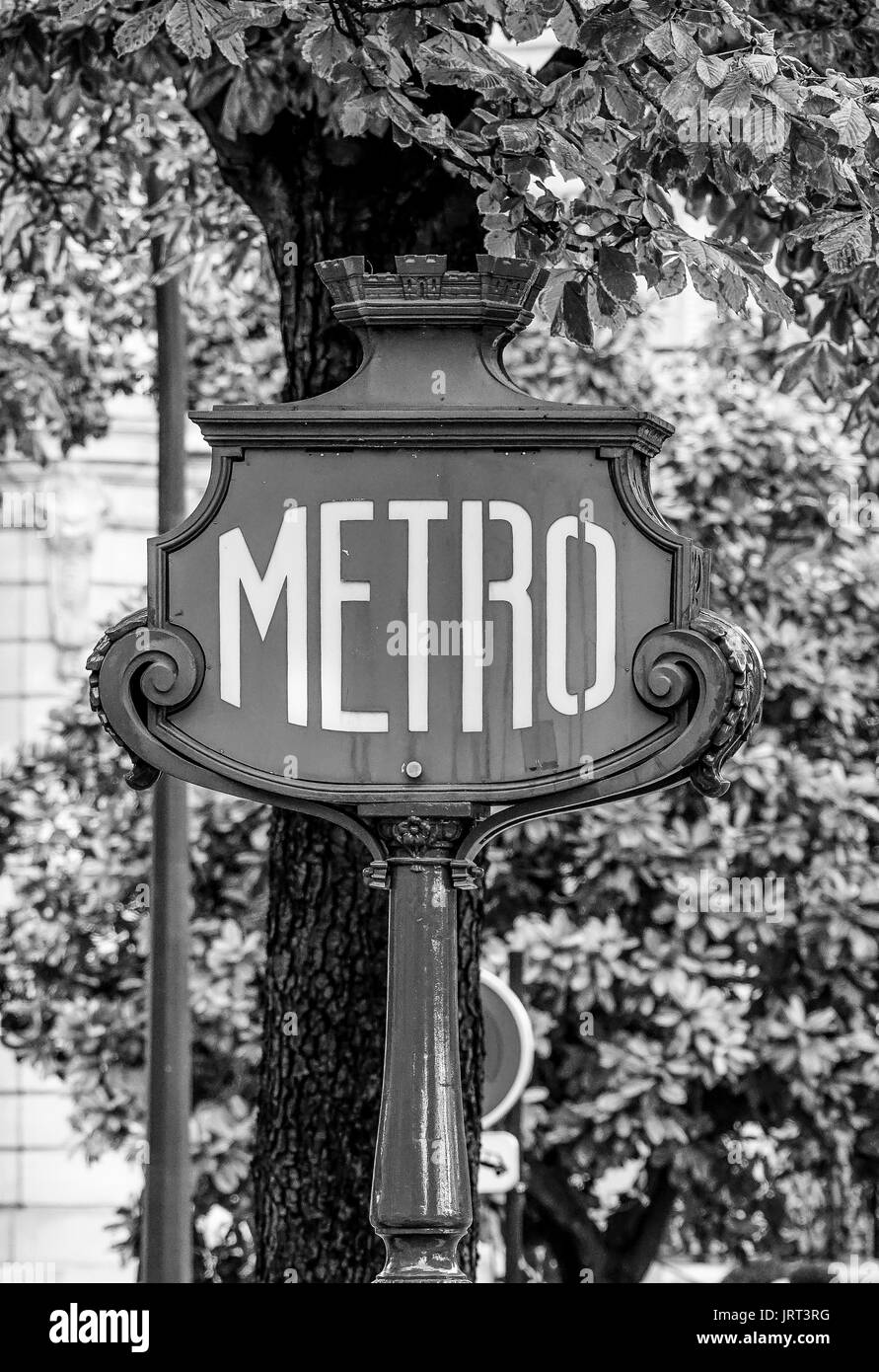 French metro sign Black and White Stock Photos & Images - Alamy