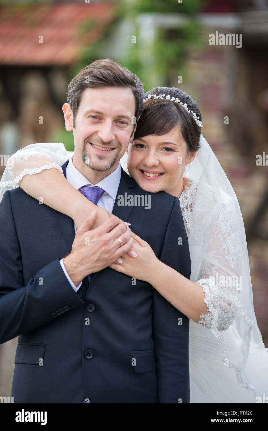 Beautiful married couple in the wedding day Stock Photo - Alamy