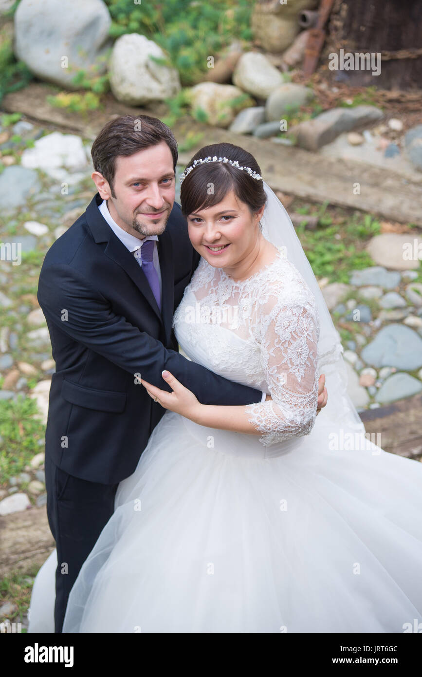 Beautiful married couple in the wedding day Stock Photo - Alamy