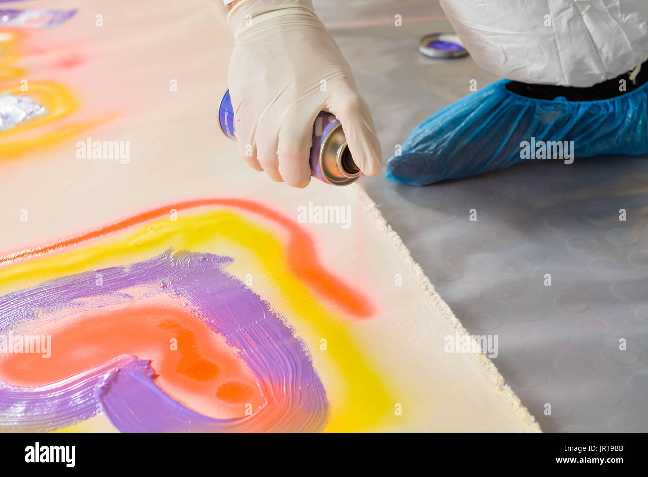 Man spay painting heart shape Stock Photo - Alamy