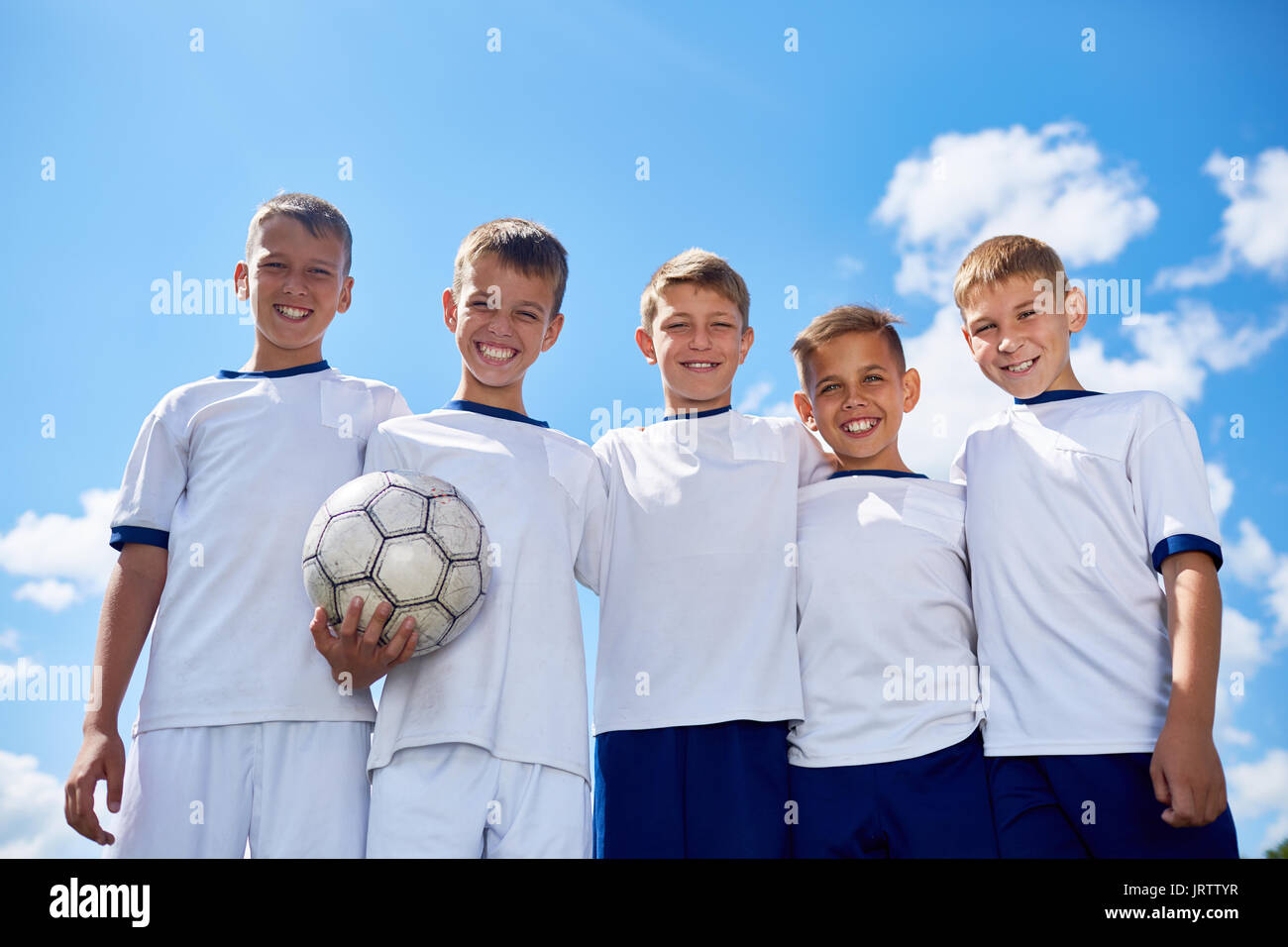 Kids soccer team posing hi-res stock photography and images - Alamy