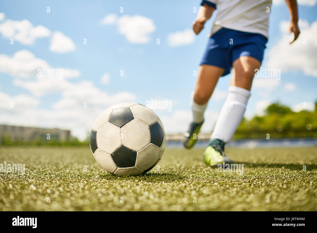 Team kicking action hi-res stock photography and images - Alamy