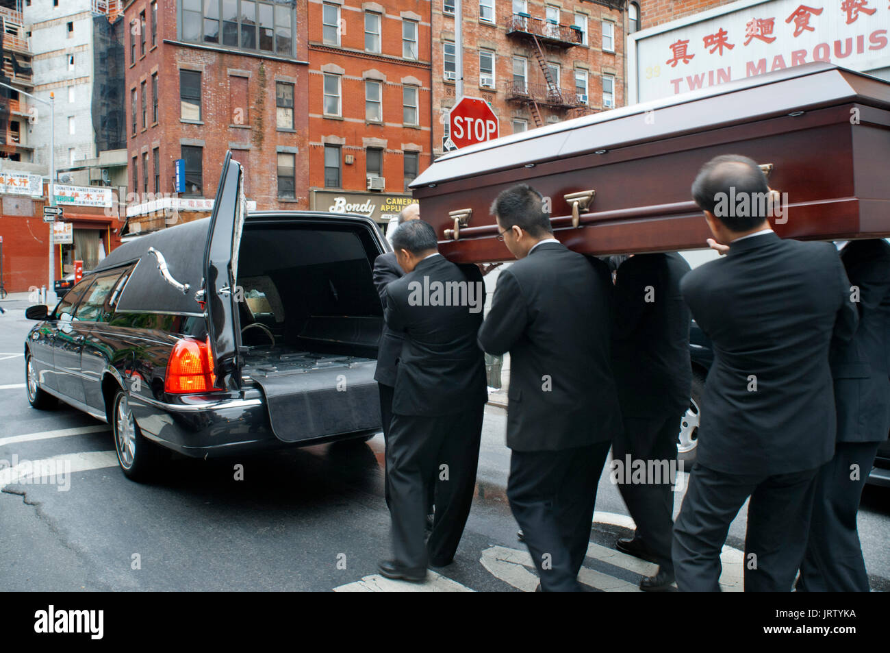 Chinese funeral hi-res stock photography and images - Alamy