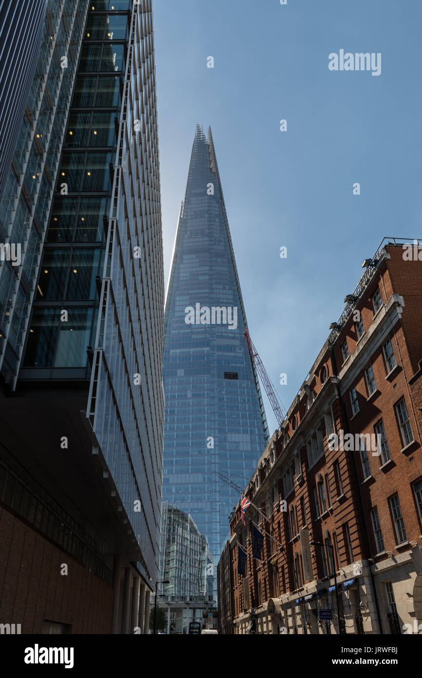 London glass building tall building hi-res stock photography and images ...