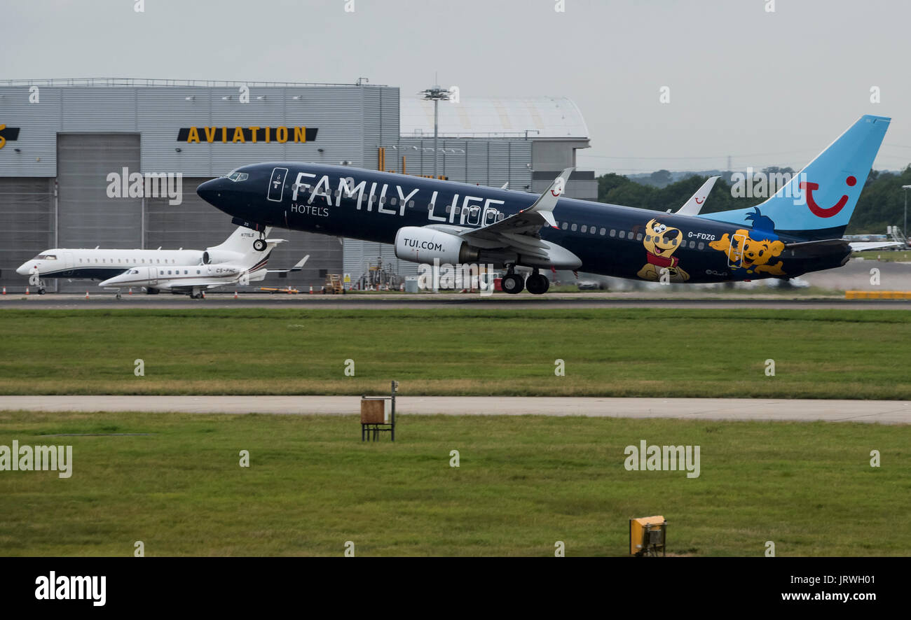Tui flight landing hi-res stock photography and images - Alamy