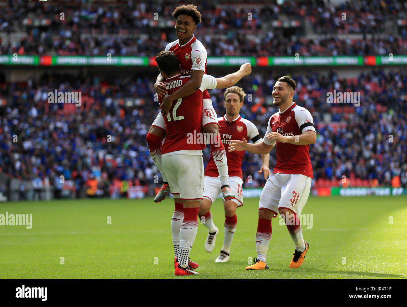 Arsenals Olivier Giroud Left Celebrates After Scoring The Winning