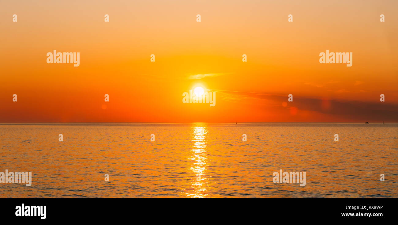 Yellow ocean sunset panorama hi-res stock photography and images - Alamy
