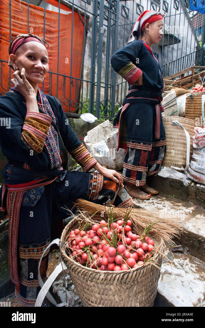 Women from Red dao Hmong ethnic group selling fresh vegetables and ...
