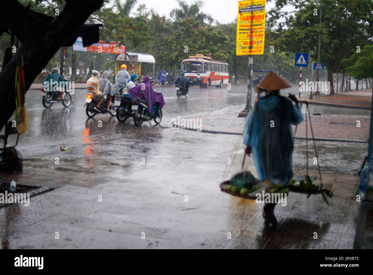 Soaking wet woman rain hi-res stock photography and images - Alamy