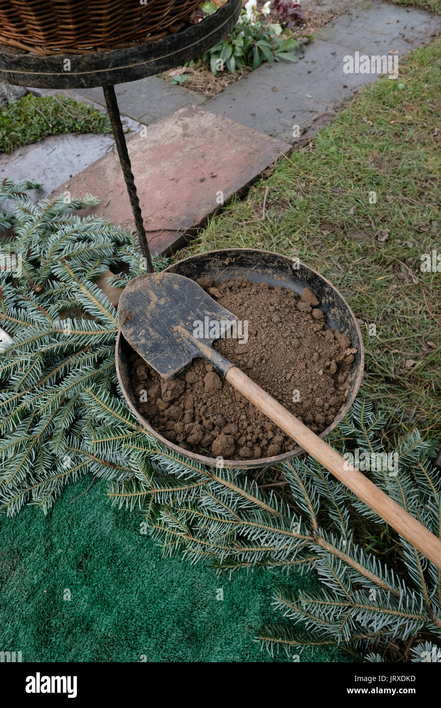 Shovel and soil for a grave for christian burial Stock Photo - Alamy