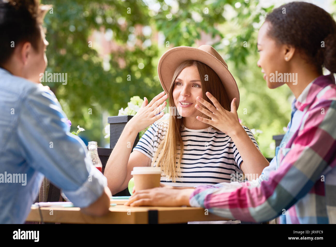 Boy girl school lunch hi-res stock photography and images - Alamy