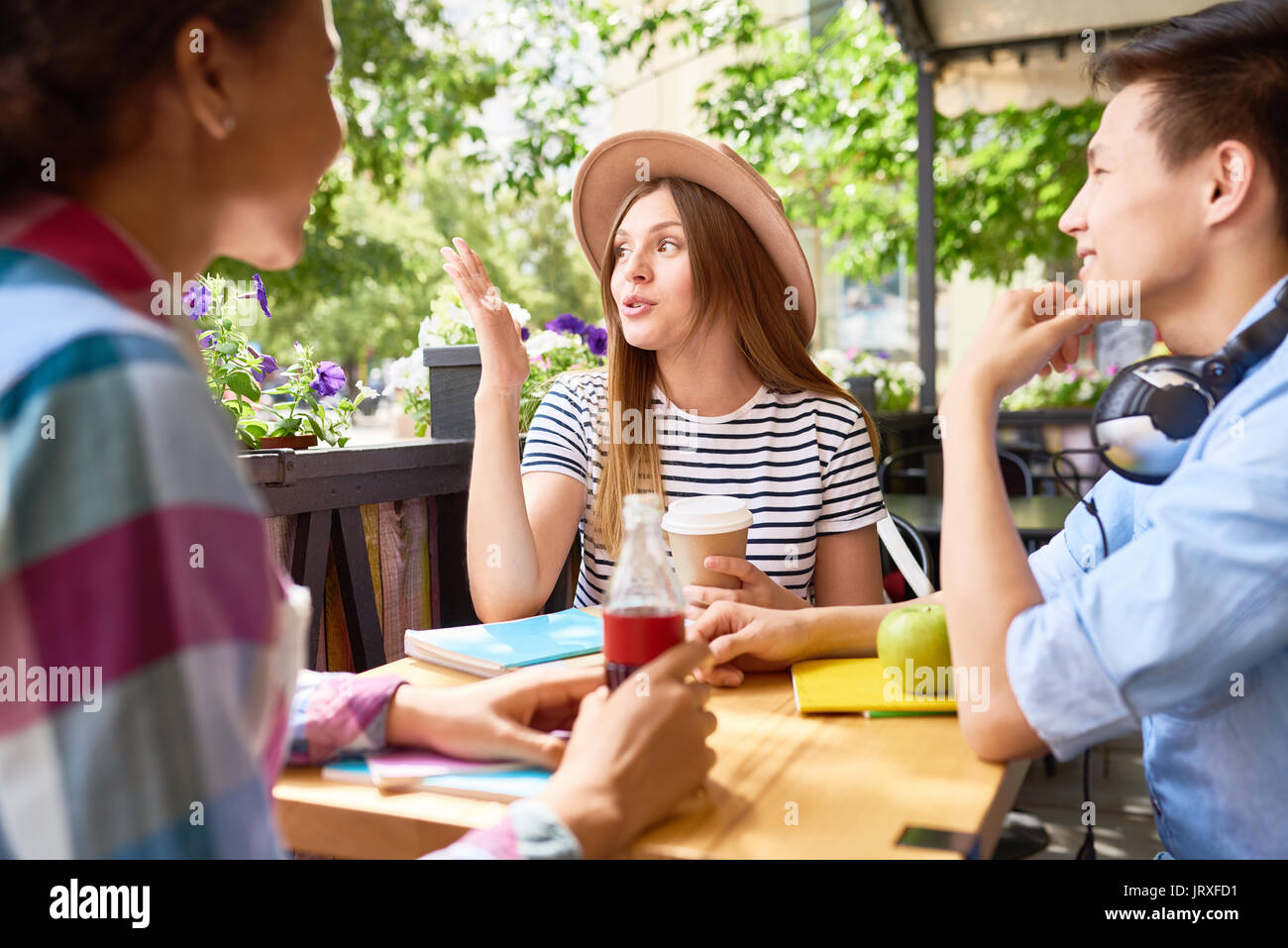 Students Chatting at Lunch in Outdoor Cafe Stock Photo - Alamy