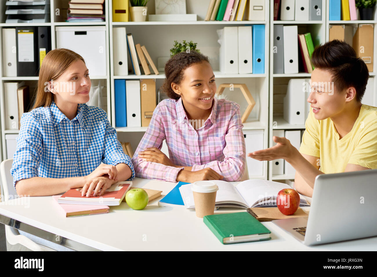 College study group laptop hi-res stock photography and images - Alamy