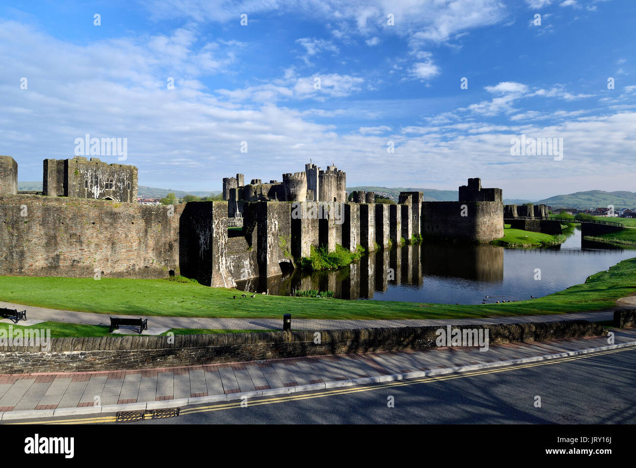 Caerphilly castle tower hi-res stock photography and images - Alamy