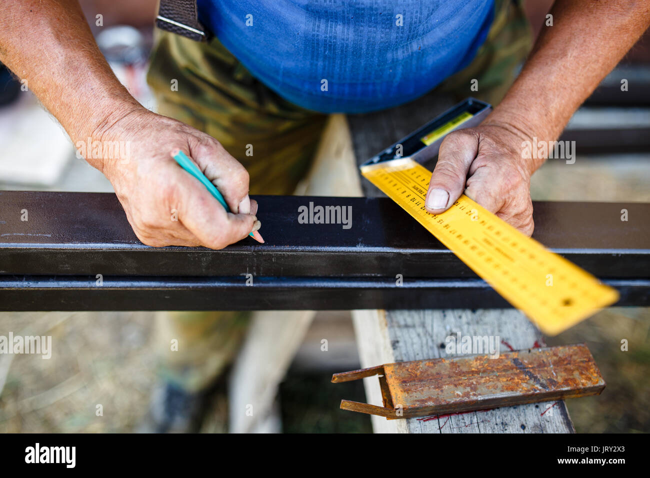 Man measuring material hi-res stock photography and images - Alamy