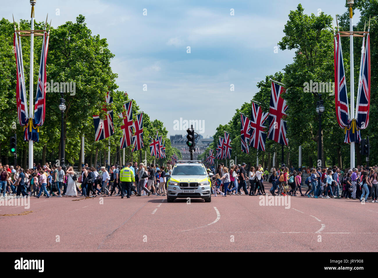 Crowd of people crossing street hi-res stock photography and images - Alamy