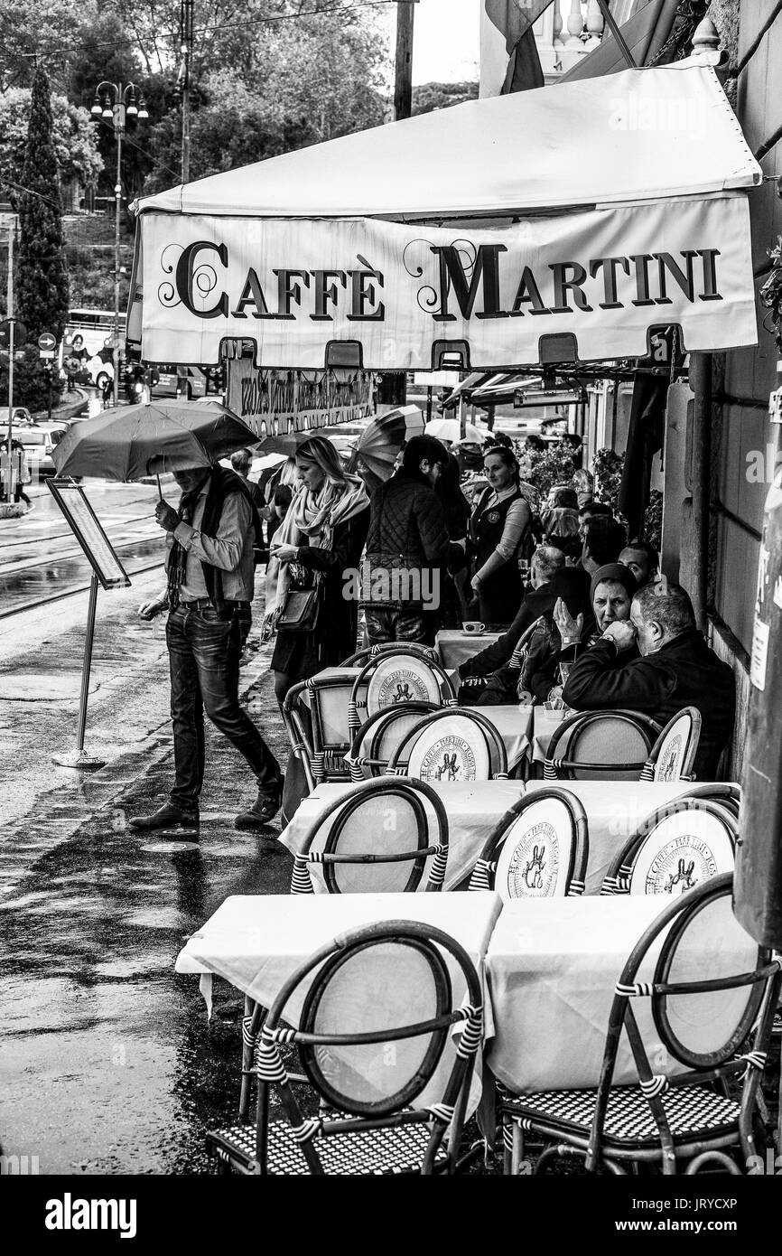 Street cafe in rome hi-res stock photography and images - Alamy