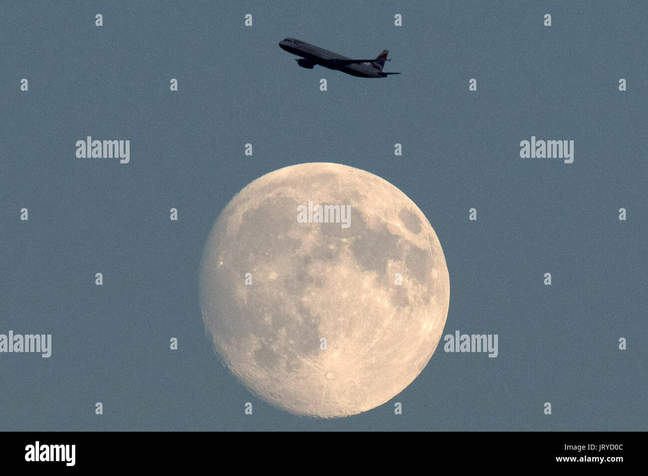 Passenger planes take off land hi-res stock photography and images - Alamy