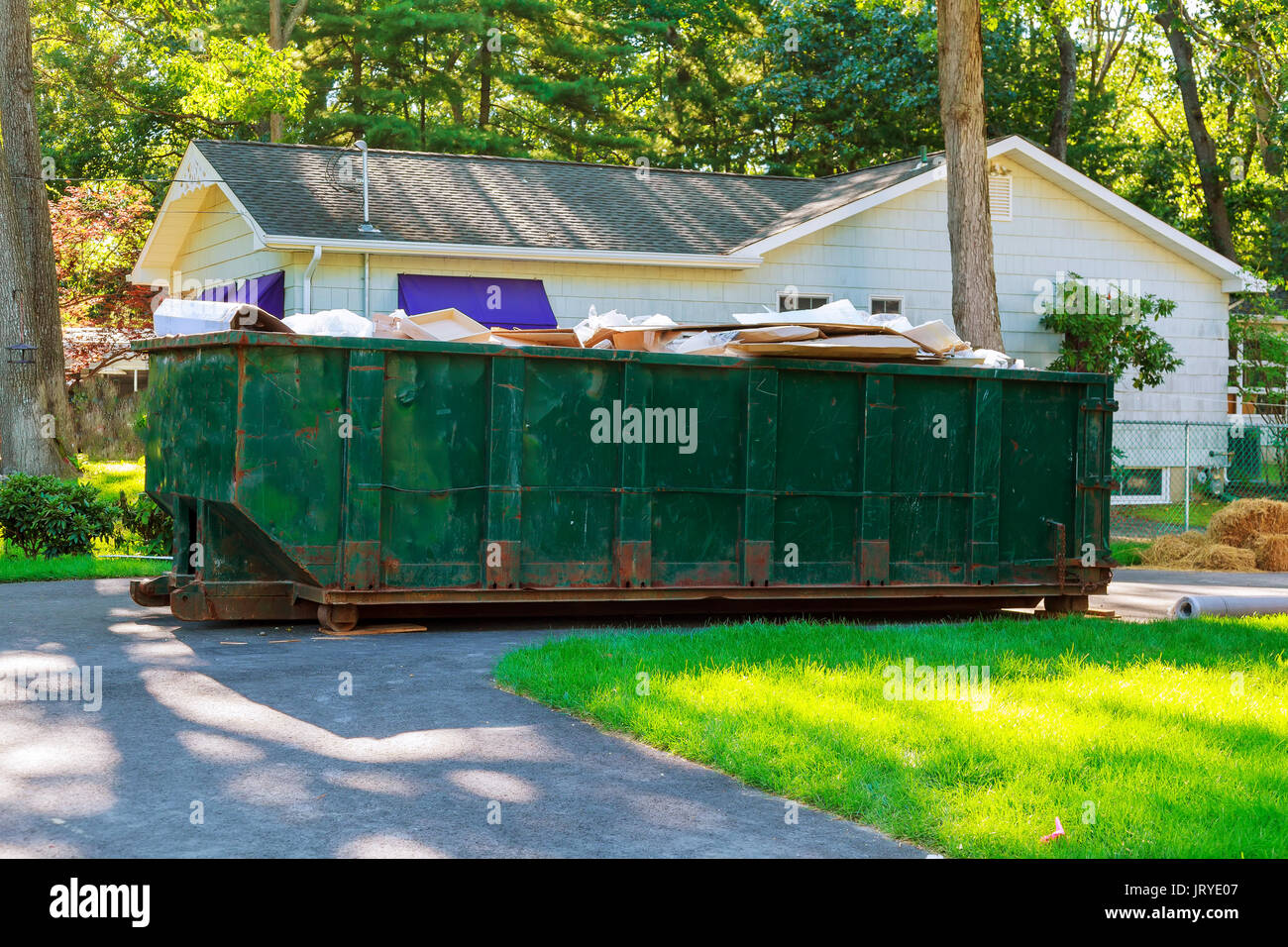 Full trashcan on street hi-res stock photography and images - Alamy