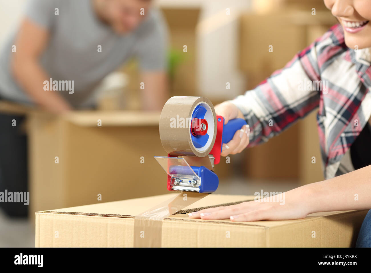 People Packing Boxes Moving Stock Photos & People Packing Boxes Moving ...
