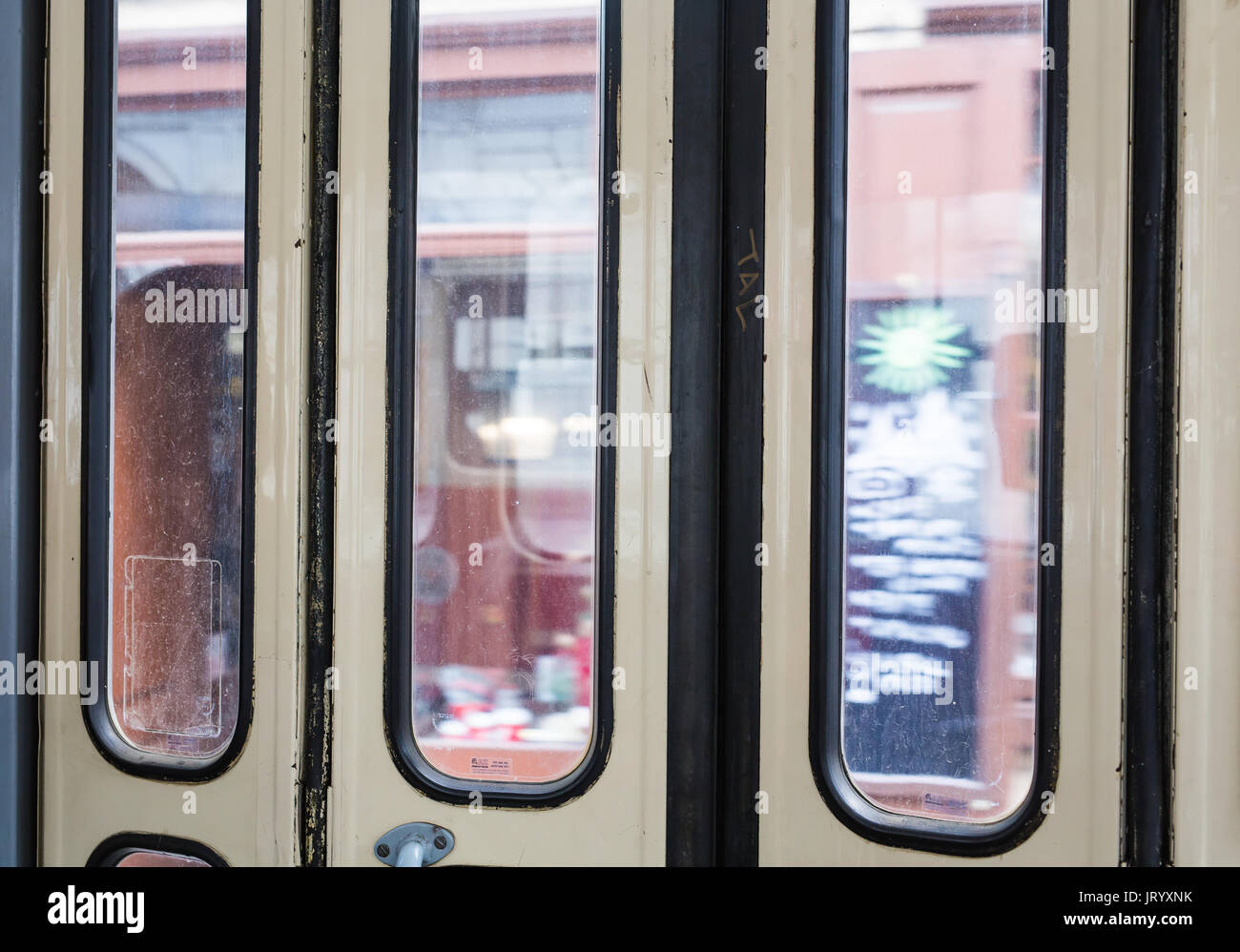 Closed bus door hi-res stock photography and images - Alamy