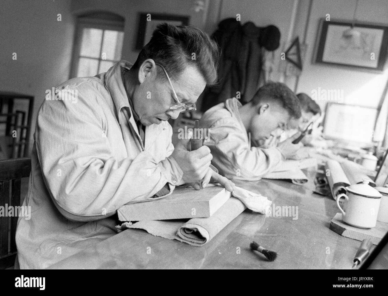 Printmakers at the Rong Bao Zhai studio, Beijing, China, 1957 Stock ...