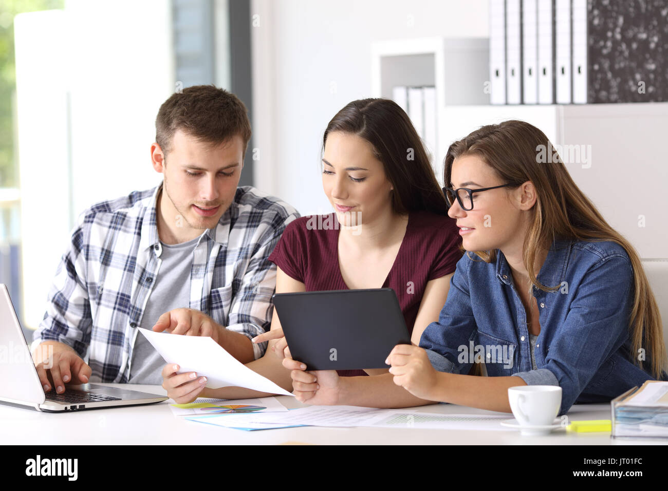 Happy employees office workers hi-res stock photography and images - Alamy