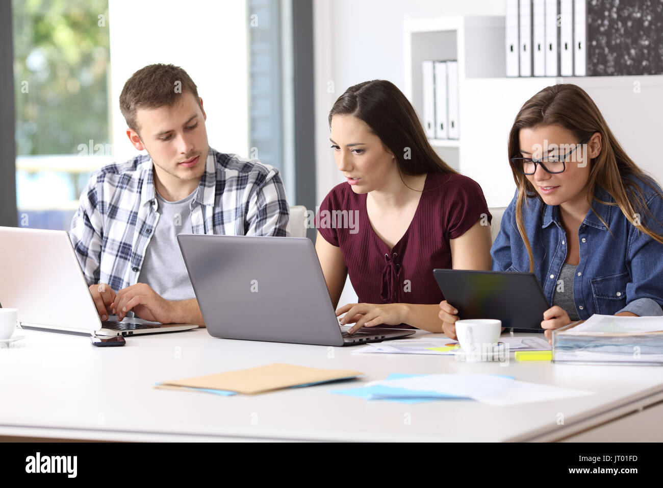 Multiple workers hi-res stock photography and images - Alamy