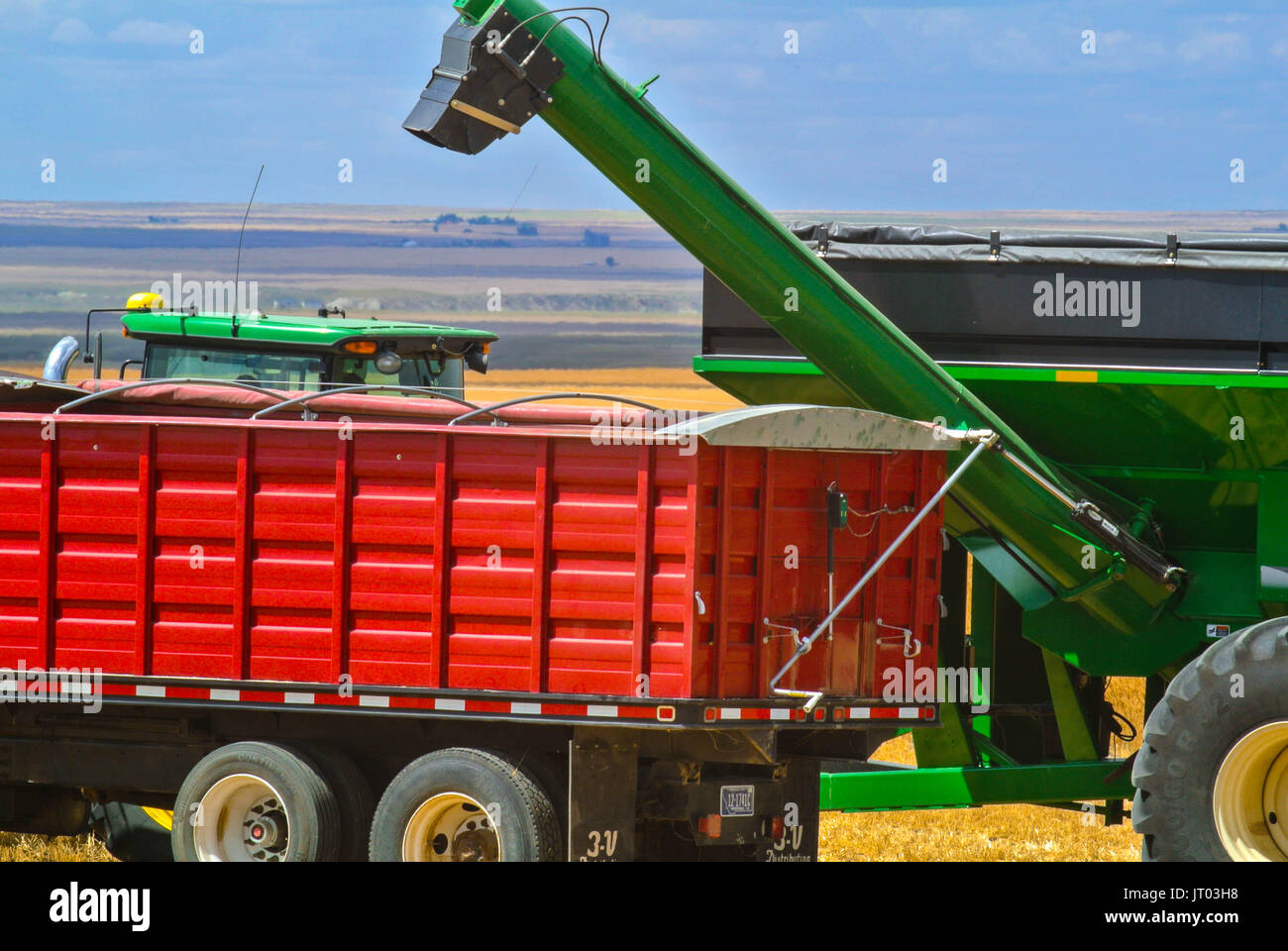 Truck hauling wheat hi-res stock photography and images - Alamy