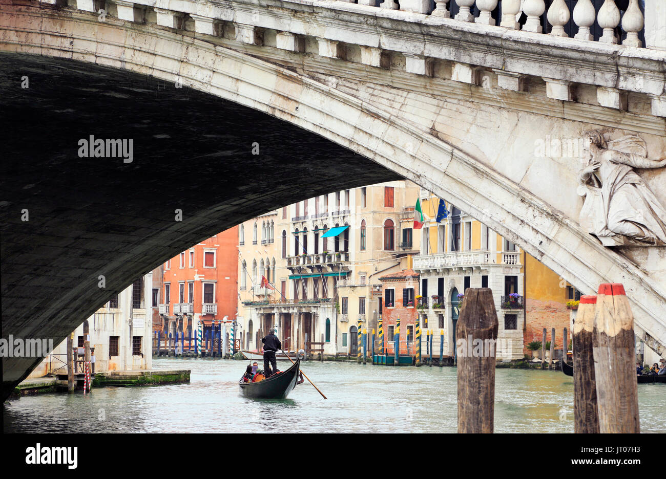 Canal bridge gondola hi-res stock photography and images - Alamy