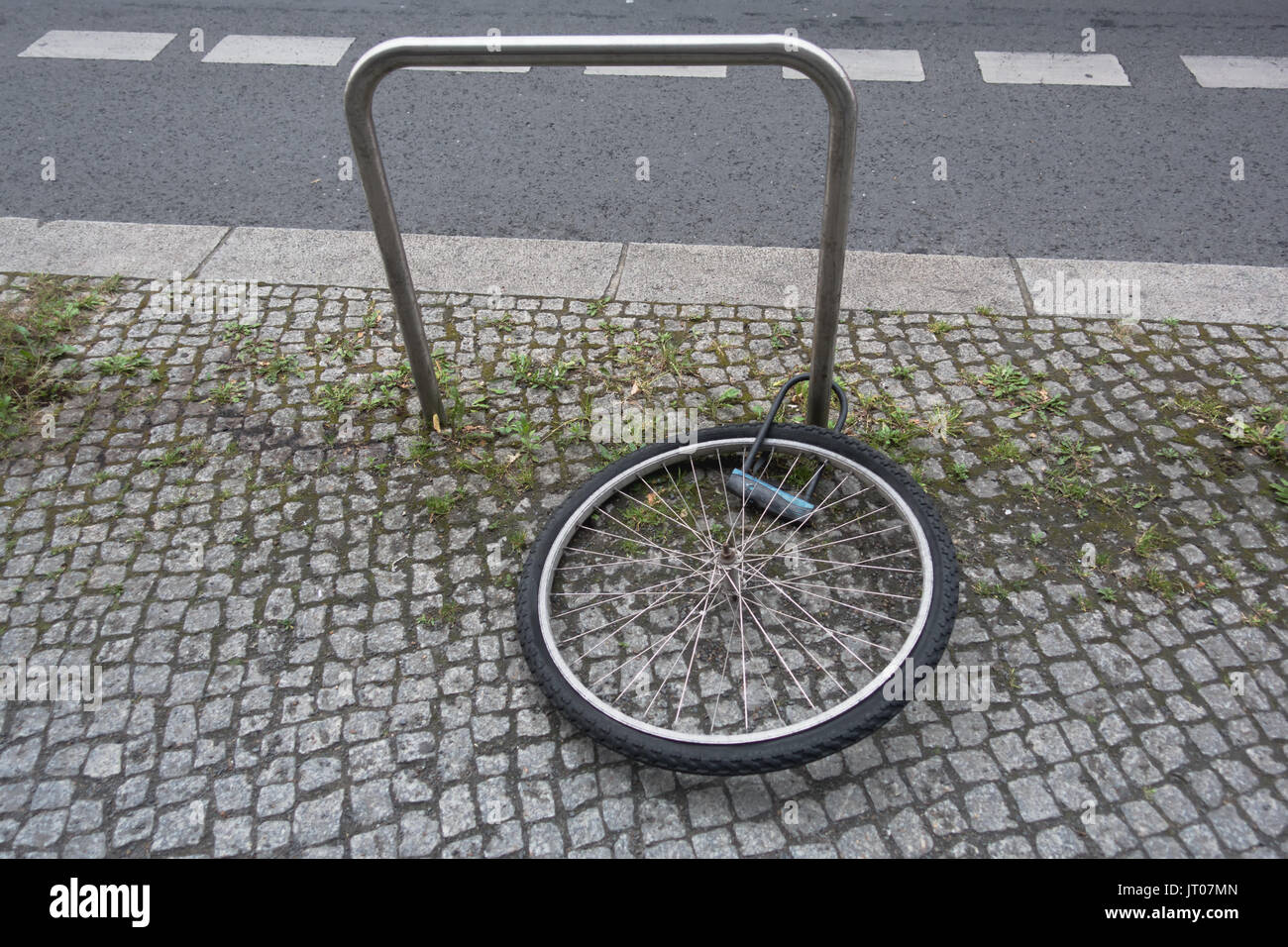 Bike with missing wheel hi-res stock photography and images - Alamy