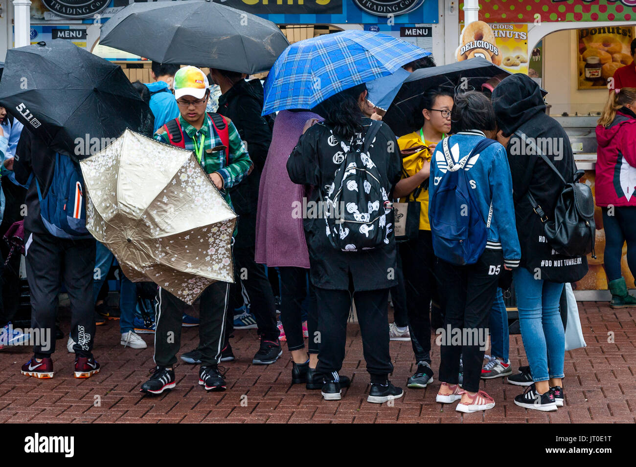 Sheltering rain hi-res stock photography and images - Alamy