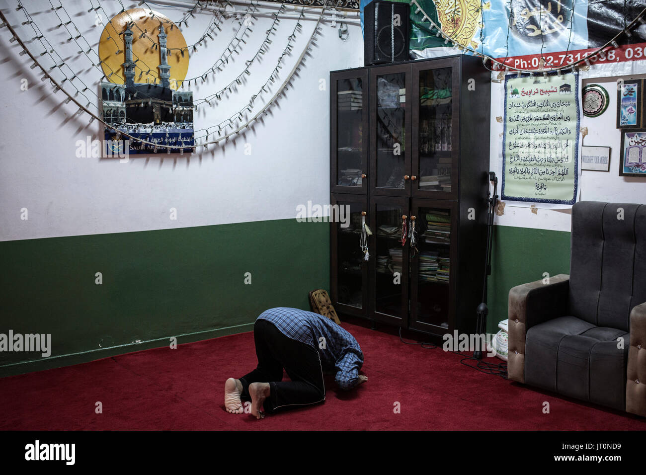 Athens, Greece. 6th July, 2017. A muslim is praying in the provisonal ...