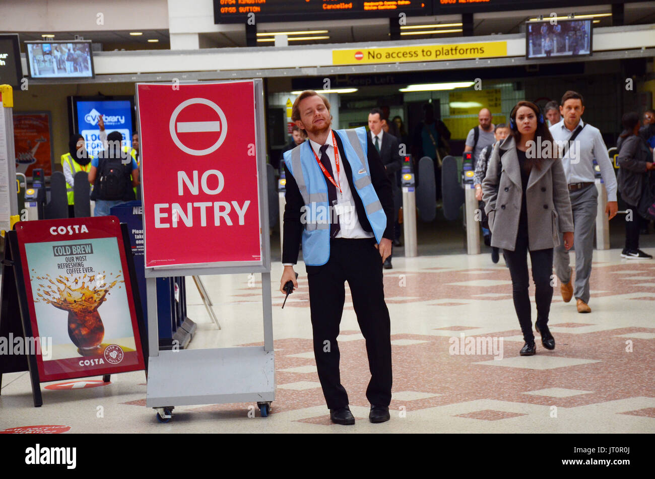 Clapham junction station sign hi-res stock photography and images - Alamy