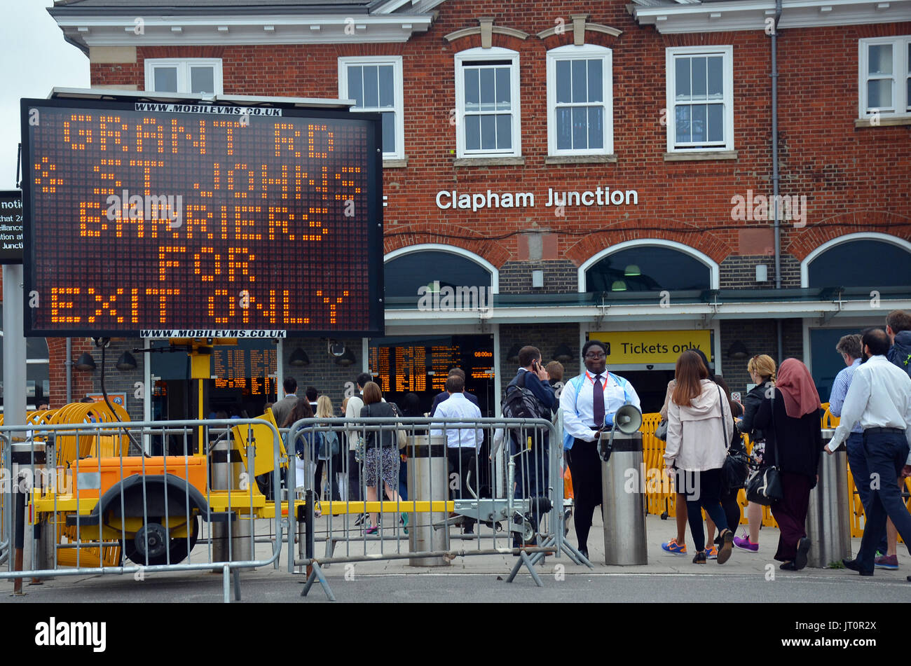 London, uk, 7 August 2017 Disruptioon at Clapham Junction station as ...